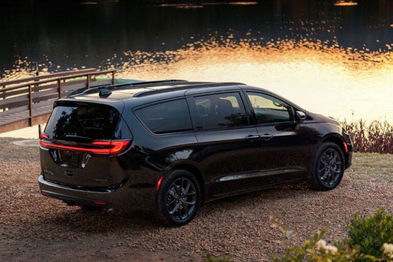 2024 Chrysler Pacifica Price in India, Mileage, Specs, And Images